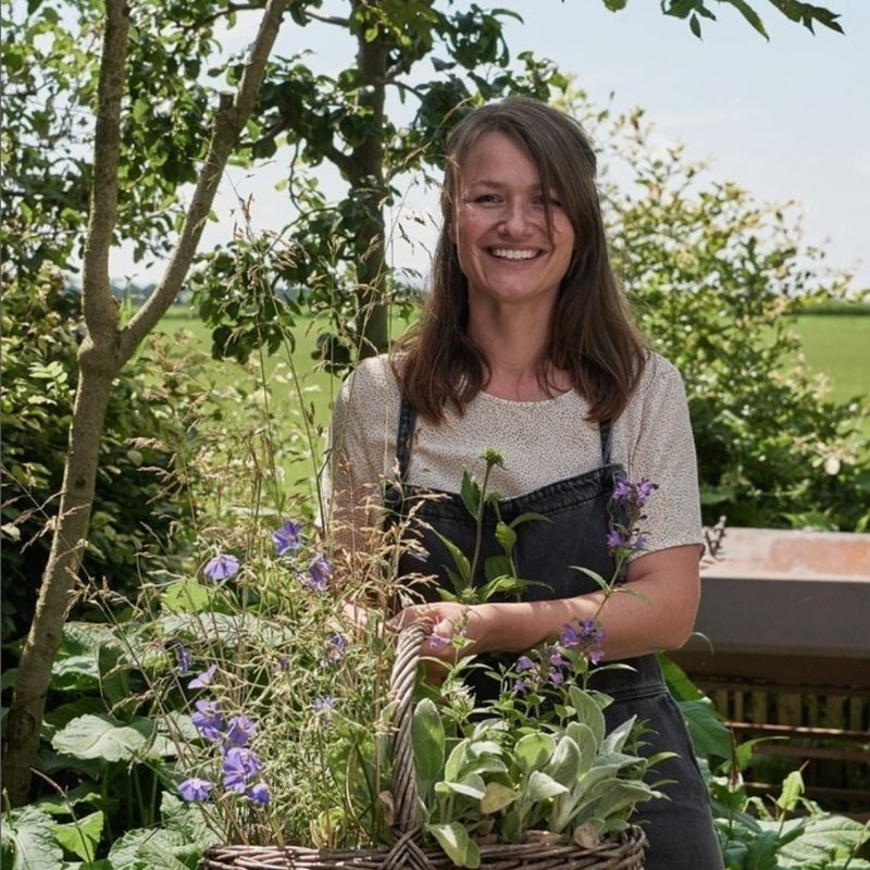 Ode aan de kruidentuin met Vivian Hoebe – MAY & JUNE